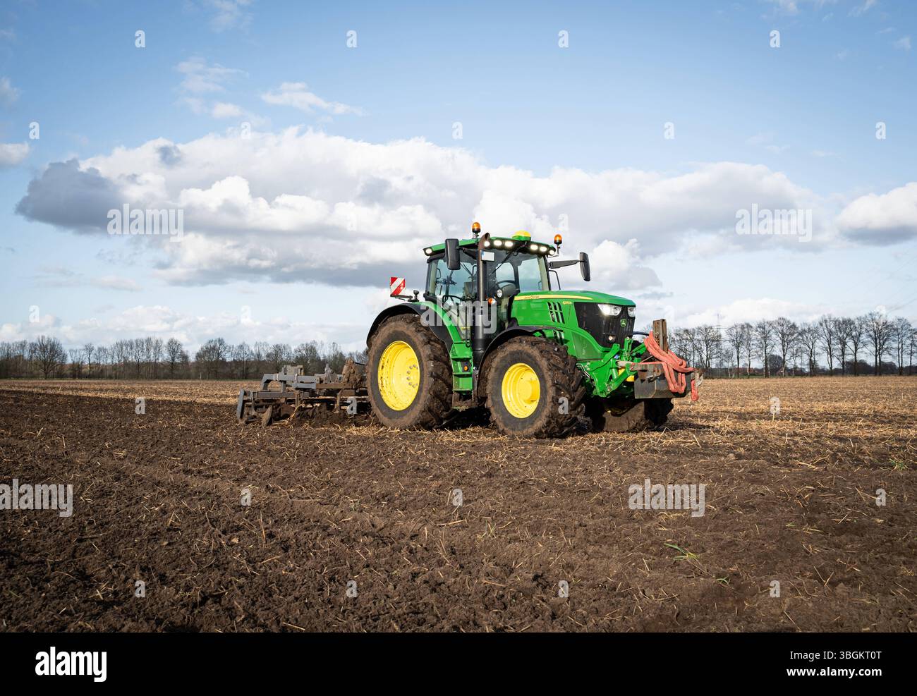 Ackerbau - John Deere 6215R Traktor bei der Einarbeitung von frisch ...