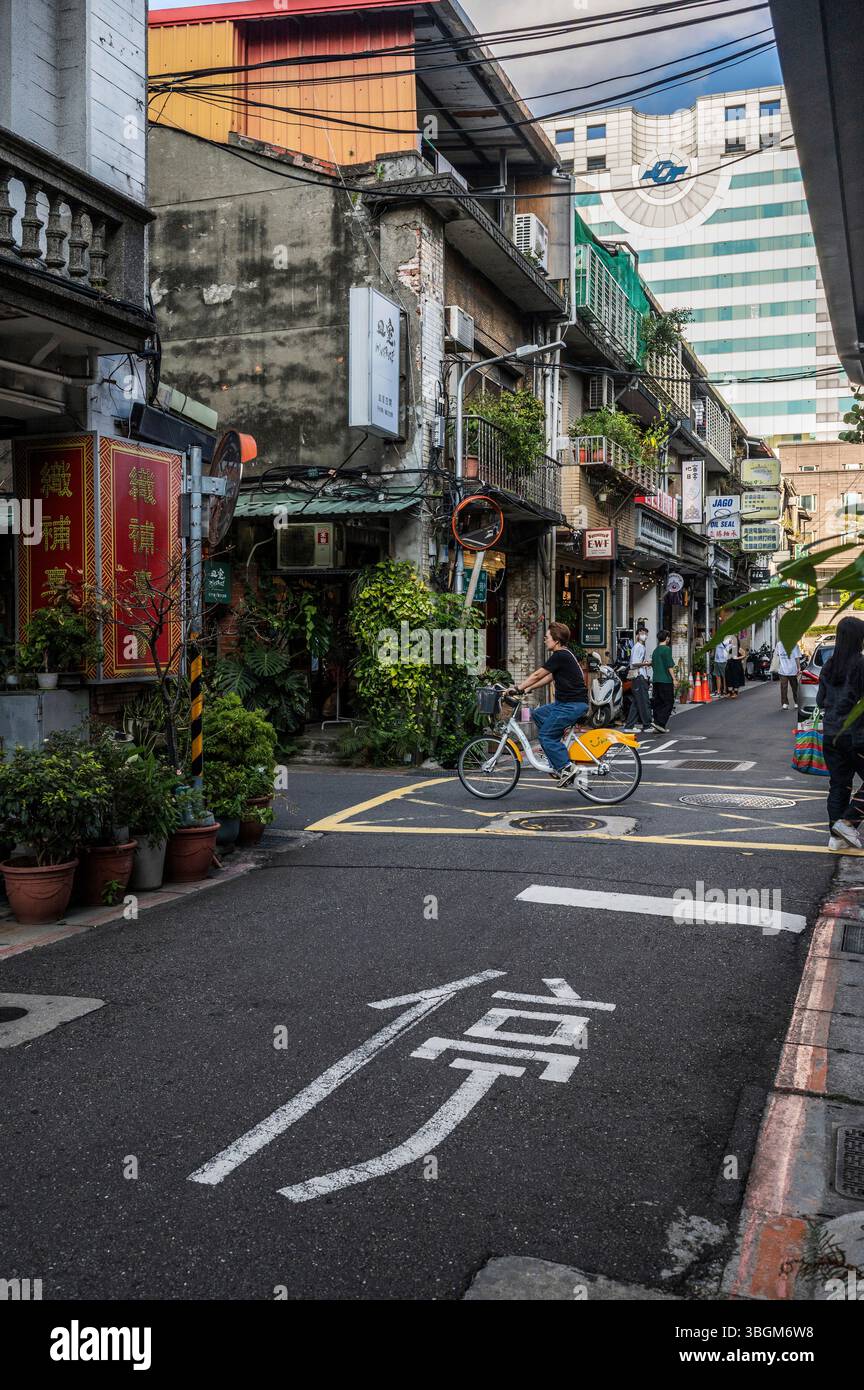 Taipei street view hi-res stock photography and images - Alamy