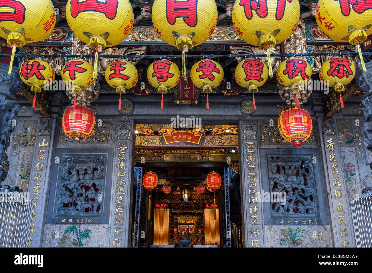 Main gate of the lungshan daoist temple hi-res stock photography and ...