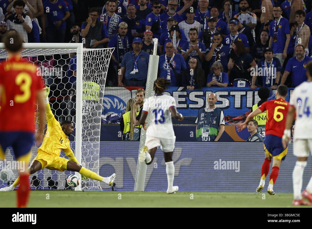 STUTTGART - (l-r) France goalkeeper Brice Samba, Manu Kone of France ...