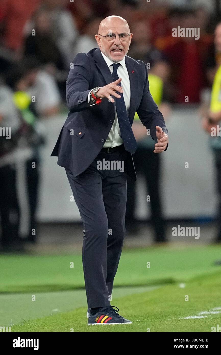 Spain's head coach Luis de la Fuente yells during the Nations League ...