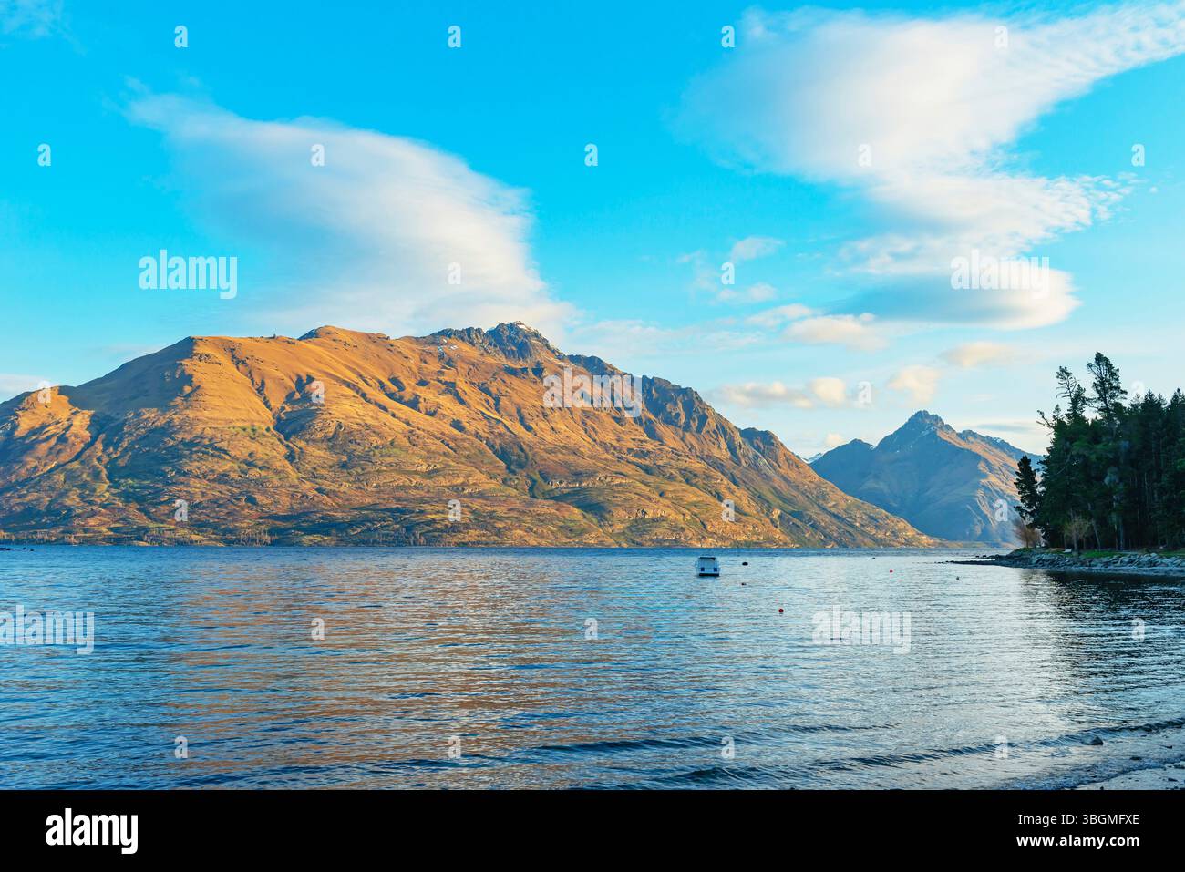 View across Lake Wakatipu and the Remarkables Mountain Range ...