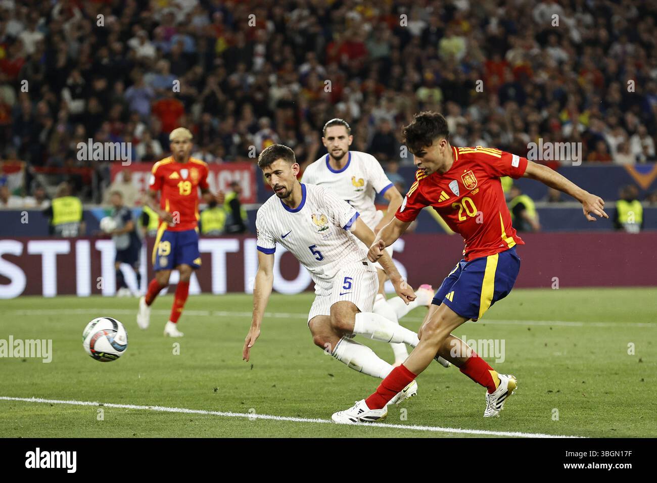 STUTTGART - (l-r) Clement Lenglet of France, Pedri of Spain scores 4-0 ...