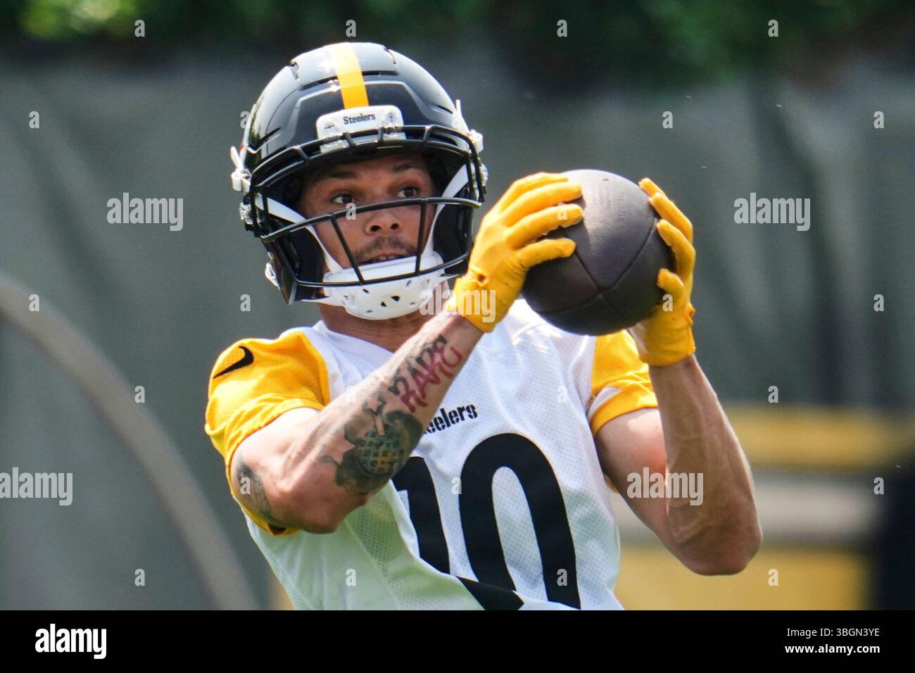 Pittsburgh Steelers wide receiver Roman Wilson (10) participates in the ...