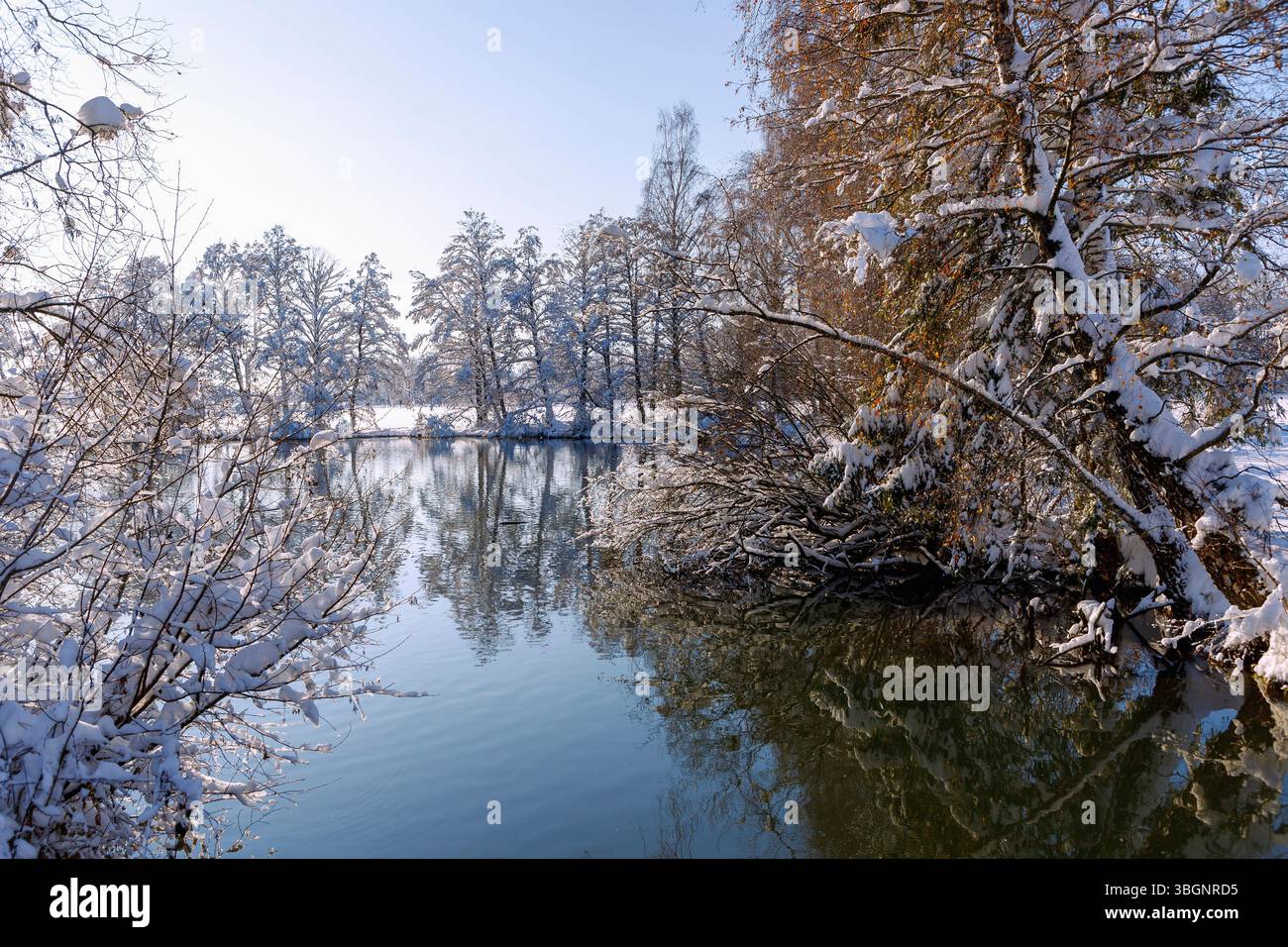 Landscape in water mirror hi-res stock photography and images - Alamy