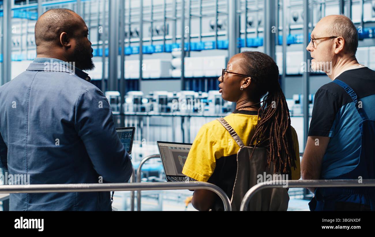 Smart factory manager overseeing work hi-res stock photography and images - Alamy