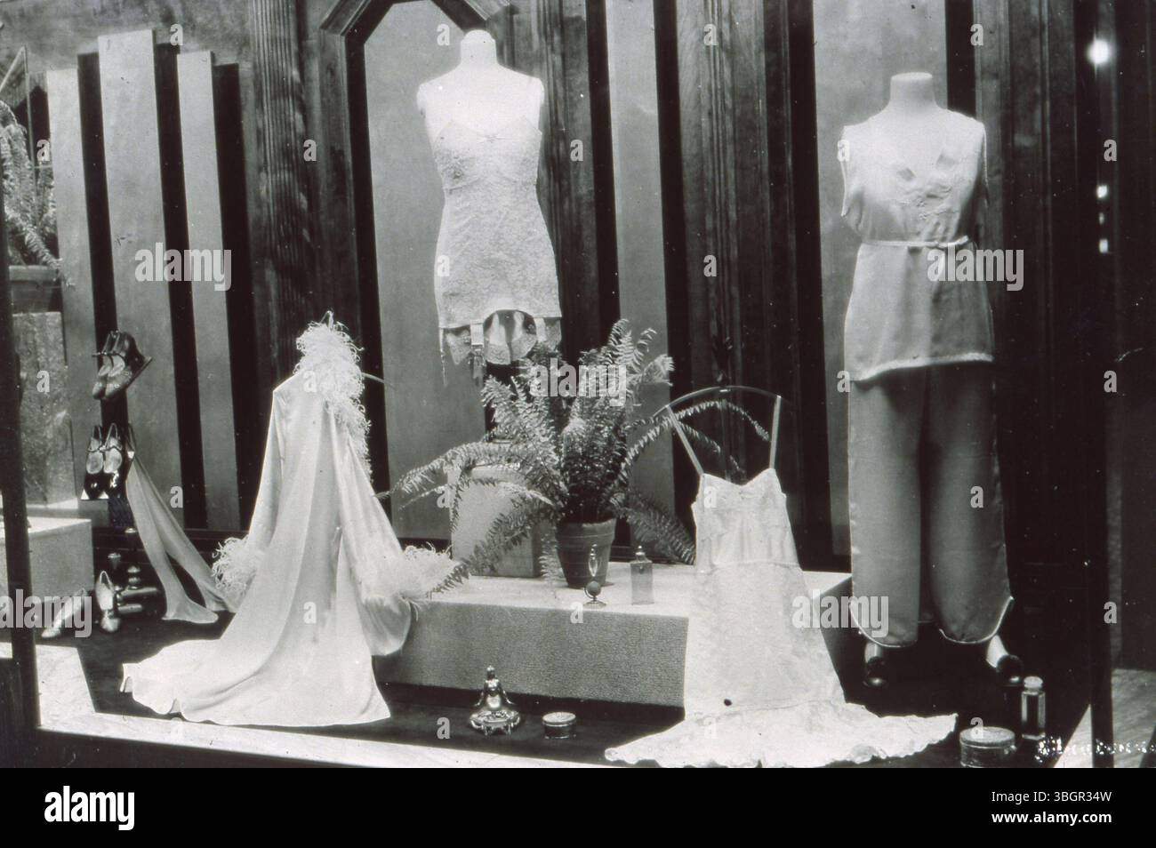 Vintage general store interior hi-res stock photography and images - Alamy