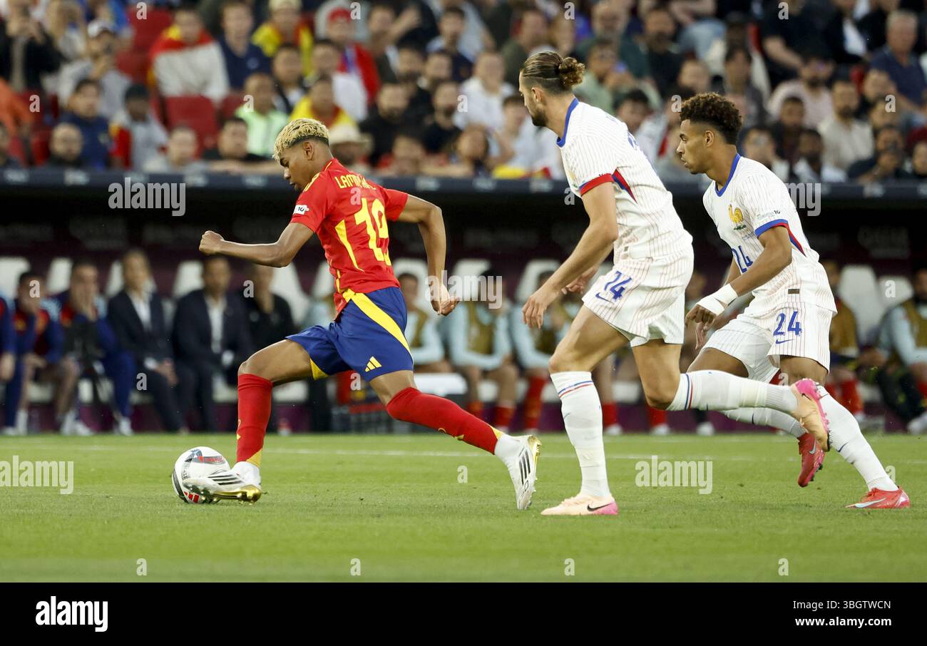 Lamine Yamal of Spain, Adrien Rabiot, Desire Doue of France during the ...