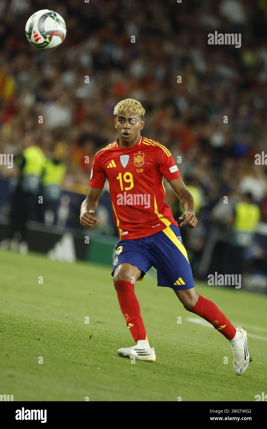 Lamine Yamal of Spain during the UEFA Nations League semifinal football ...