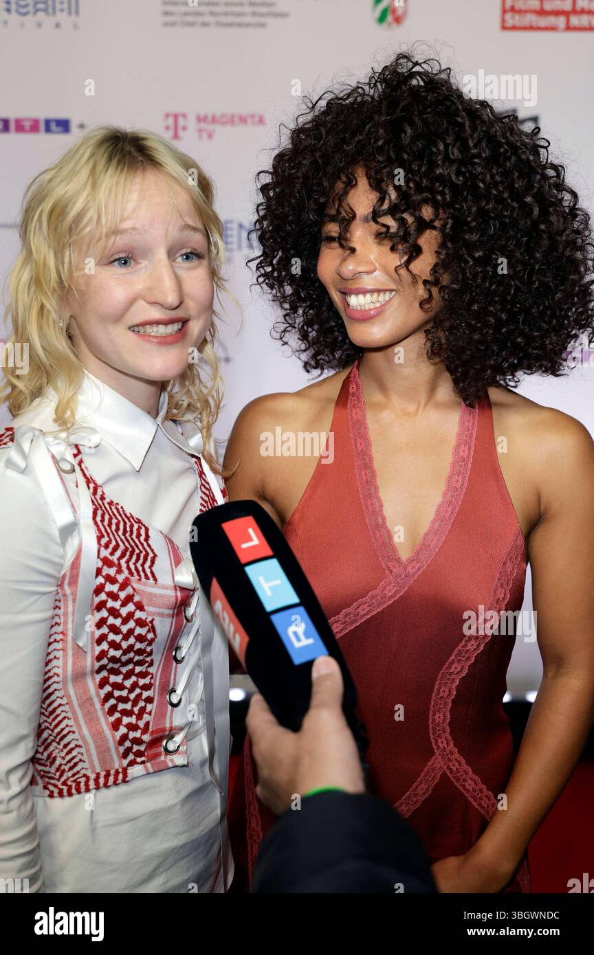 Carmen Redeker und Aysha Joy Samuel bei der der Premiere der RTL Miniserie Softies auf dem 11 ...