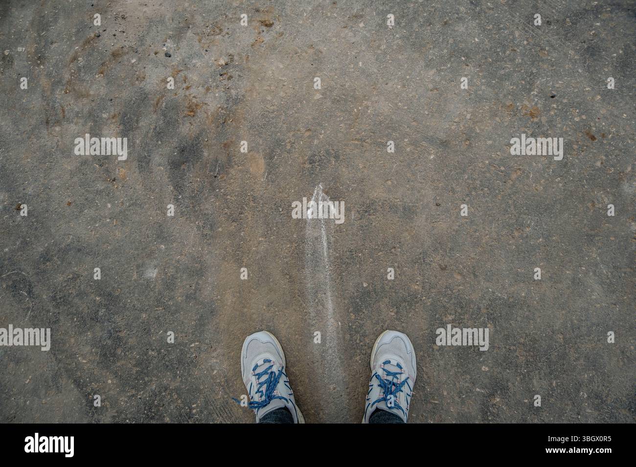 Minimalist hand drawn arrow pointing hi-res stock photography and ...