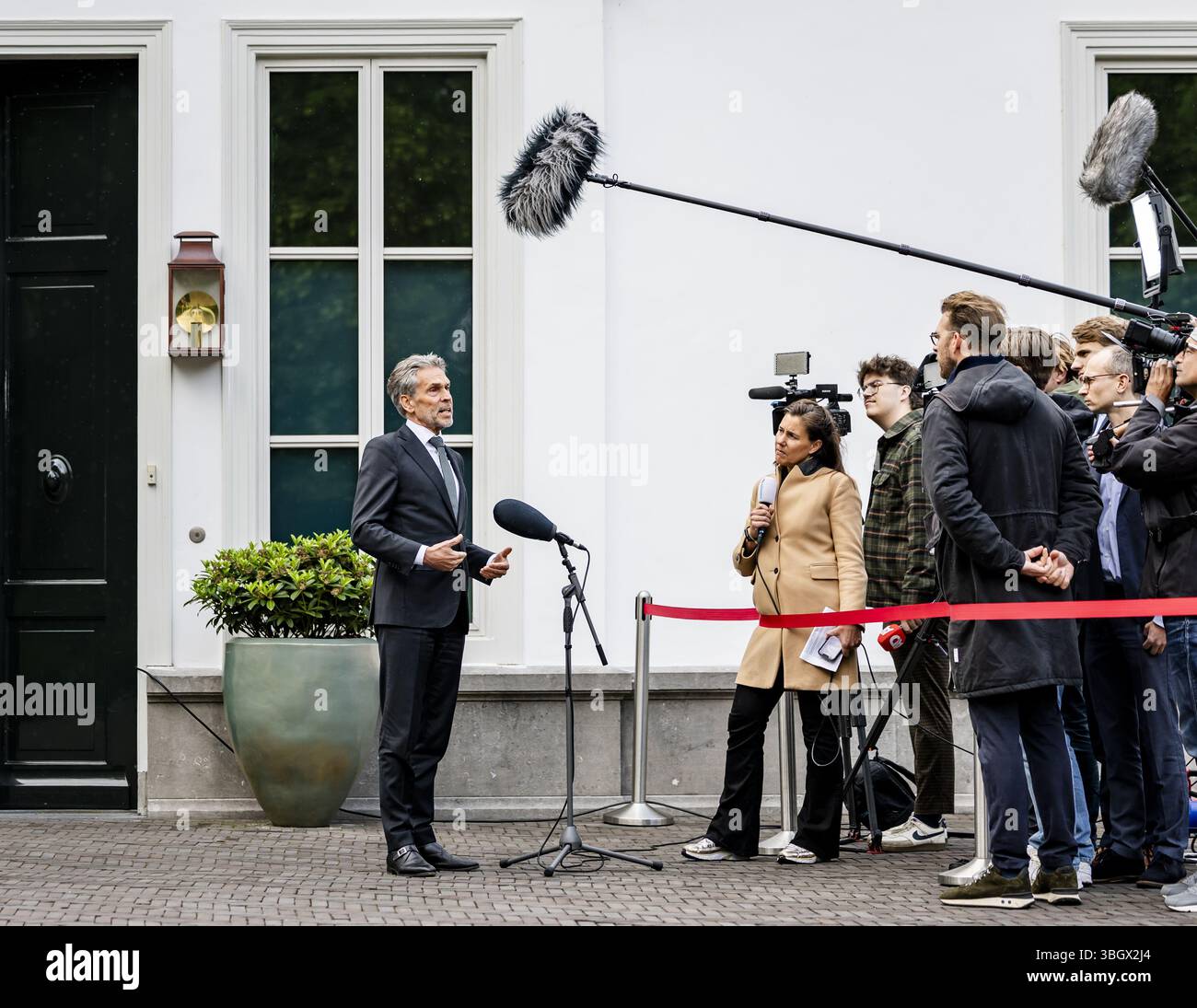 DEN HAAG - Outgoing Prime Minister Dick Schoof arrives at the Catshuis ...