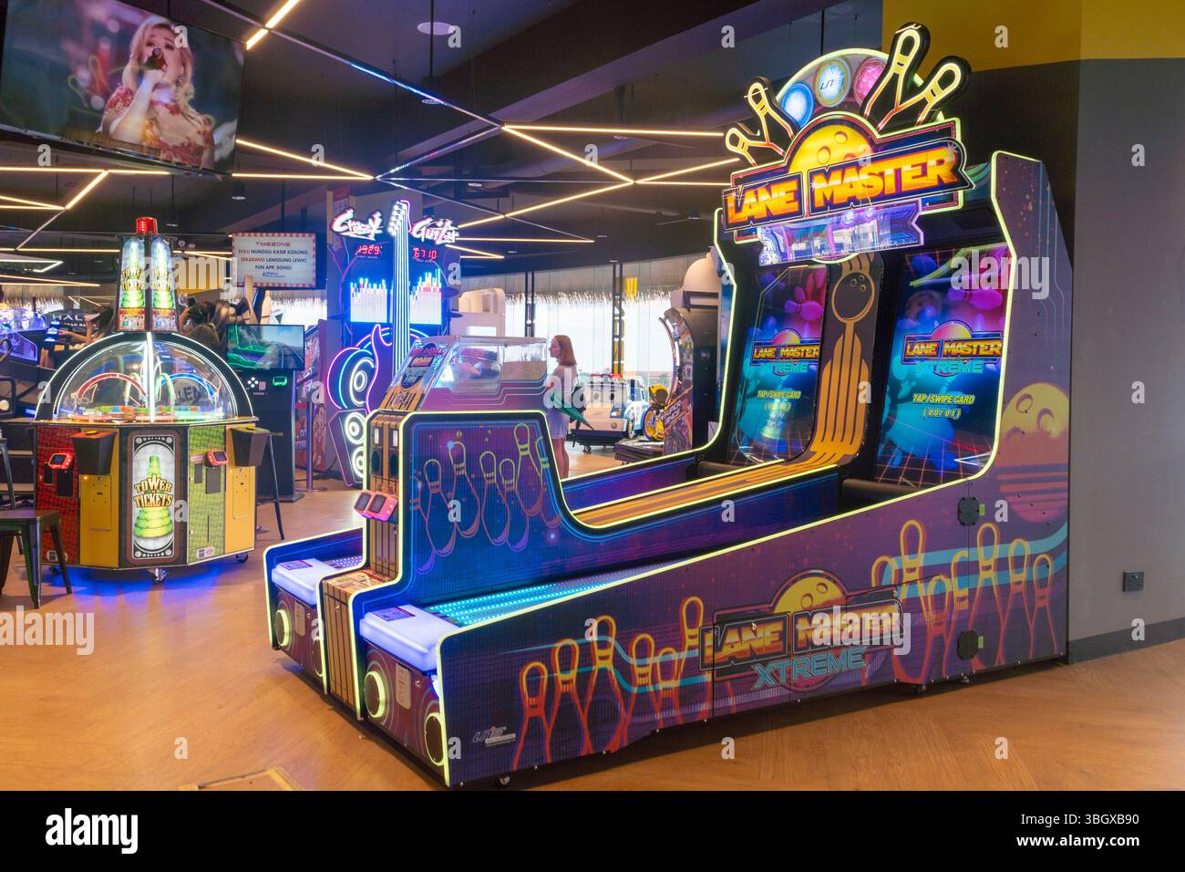 Two children enjoy colorful arcade hi-res stock photography and images ...