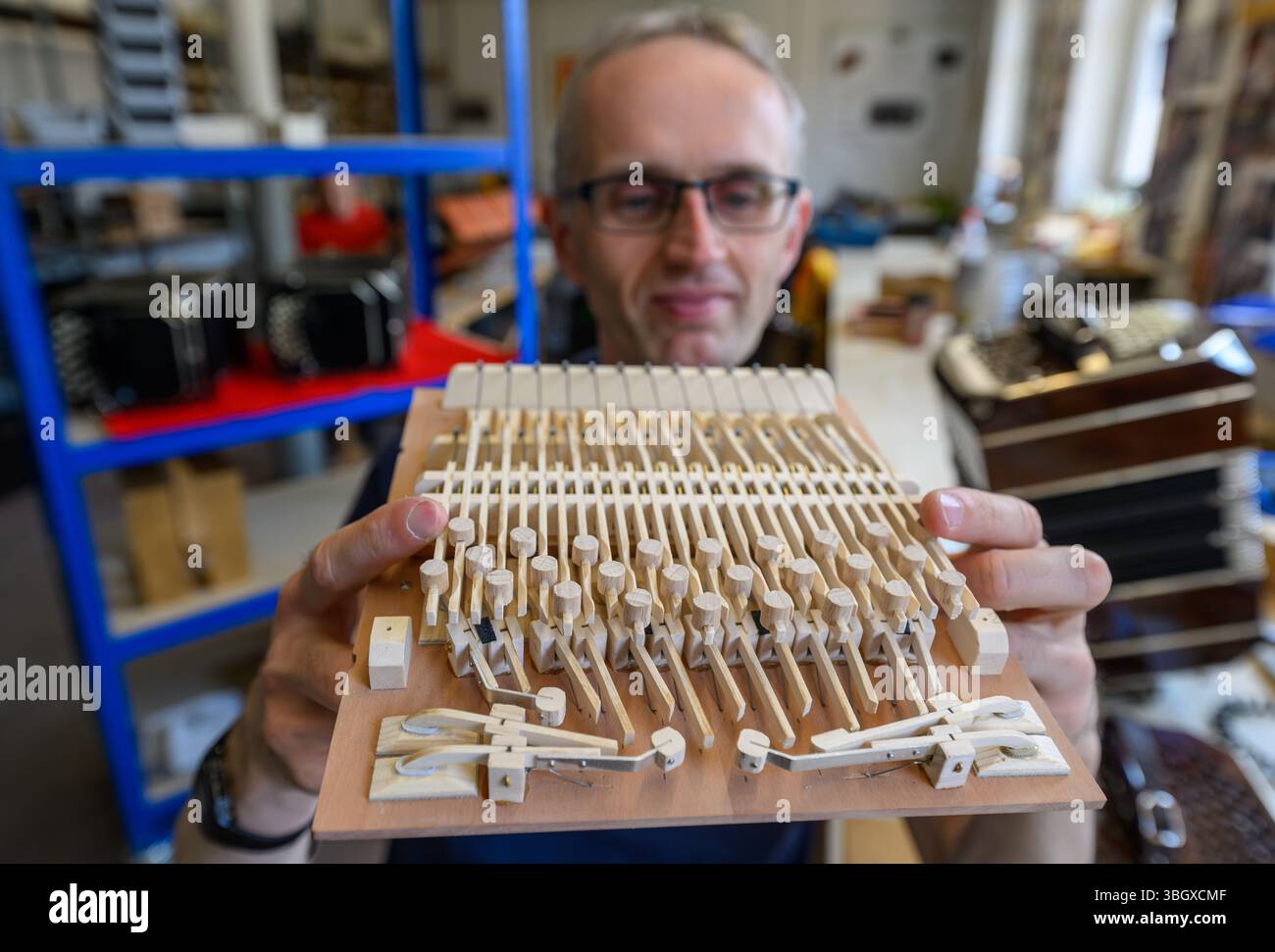 PRODUCTION - 03 June 2025, Saxony, Klingenthal: In the workshop of the ...