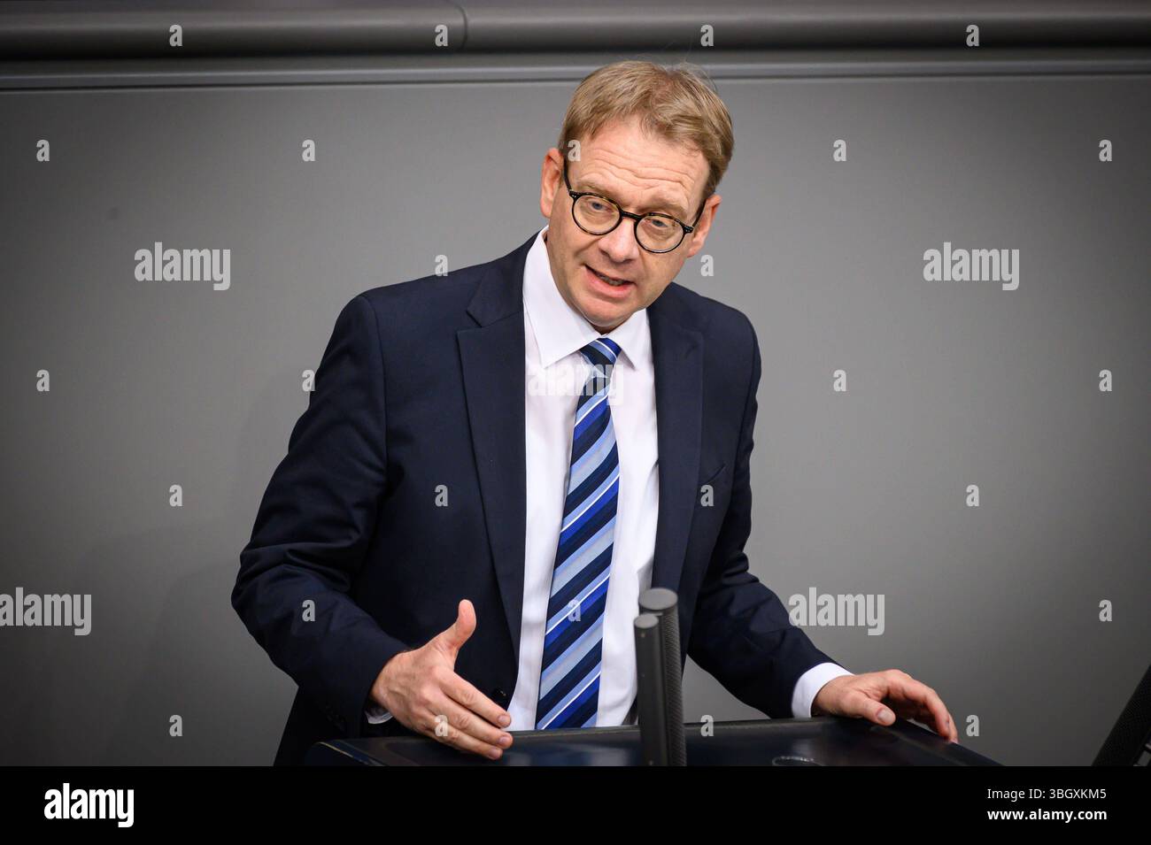 Berlin, Plenarsitzung im Bundestag Thomas Gebhart CDU während der ...