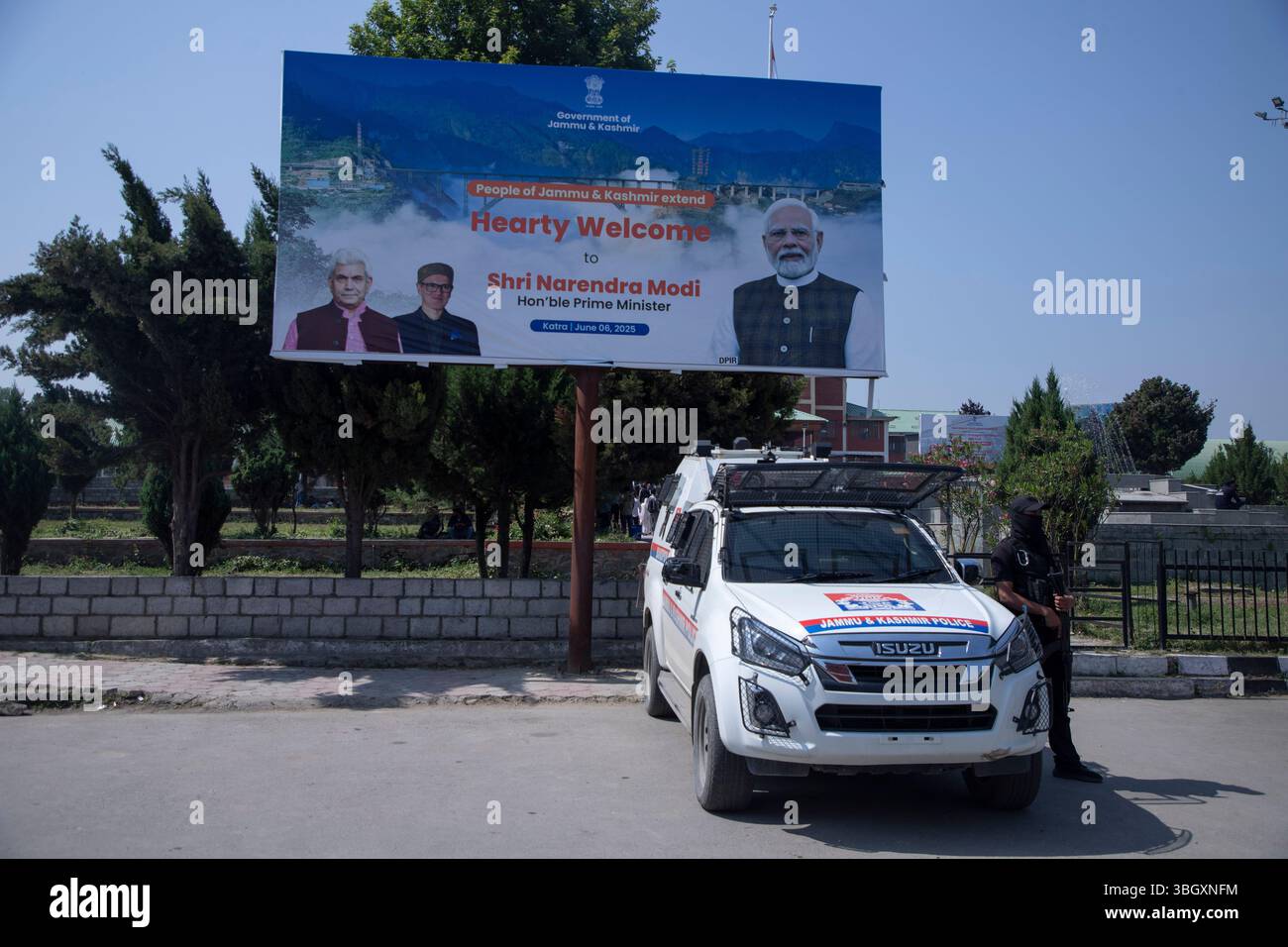 Srinagar, Jammu And Kashmir, India. 6th June, 2025. An Indian security ...