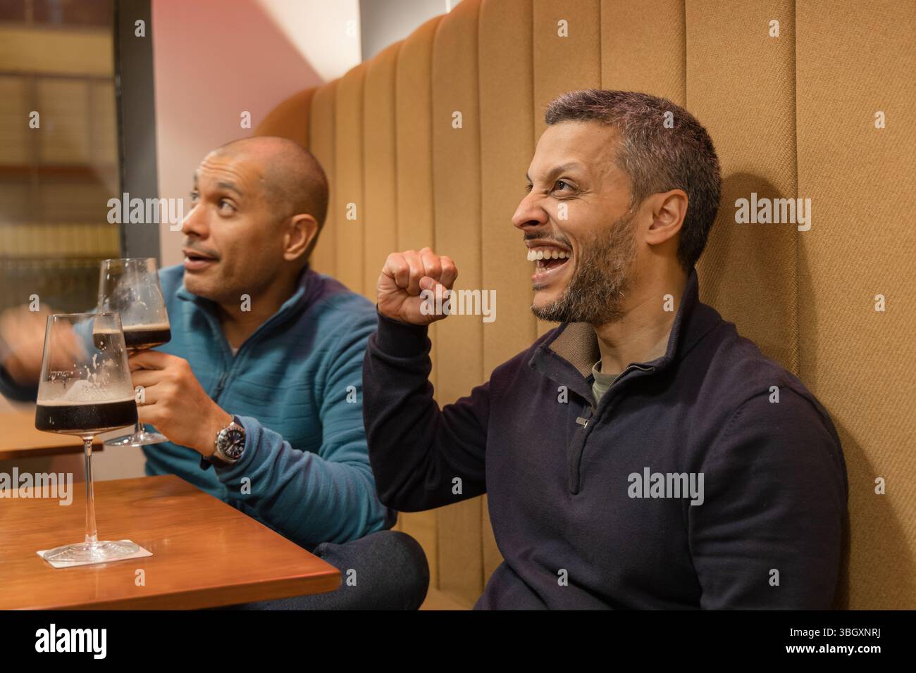 Celebrity drinking laughing hi-res stock photography and images - Alamy