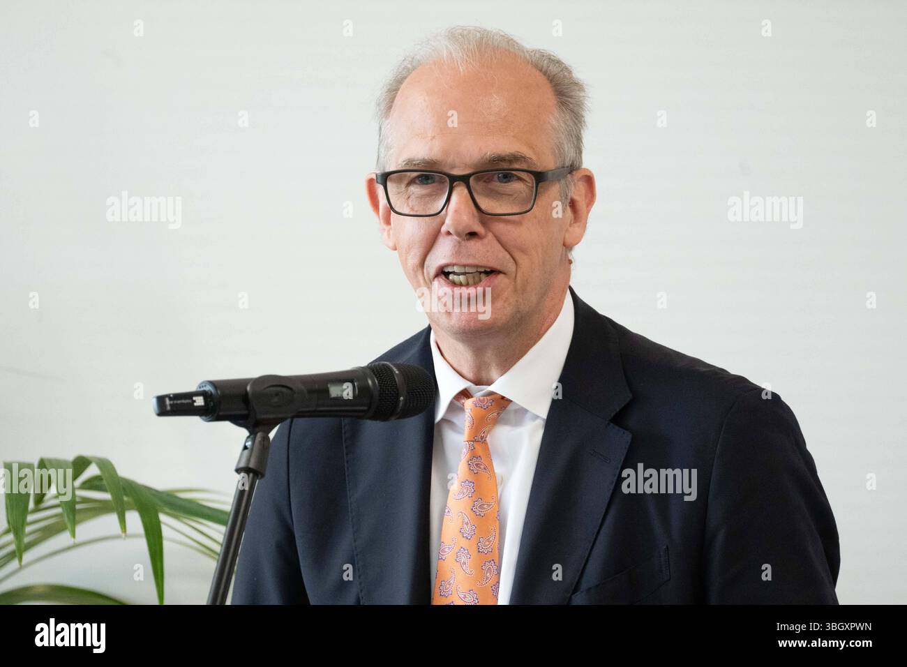 Dirk NEUHAUS, CEO Edeka, Portraet, Porträt, Portrait, Angeschnittenes ...