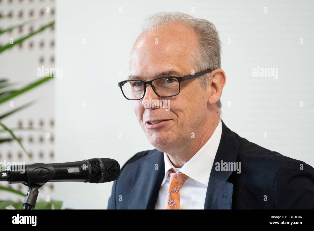 Dirk NEUHAUS, CEO Edeka, Portraet, Porträt, Portrait, Angeschnittenes ...