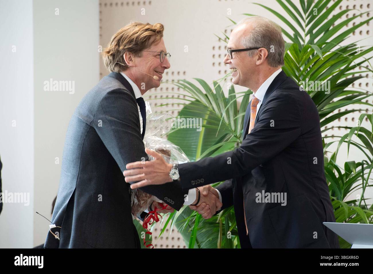 v.l. Frederik Nieuwenhuys CEO Picnic Dirk NEUHAUS, CEO Edeka ...