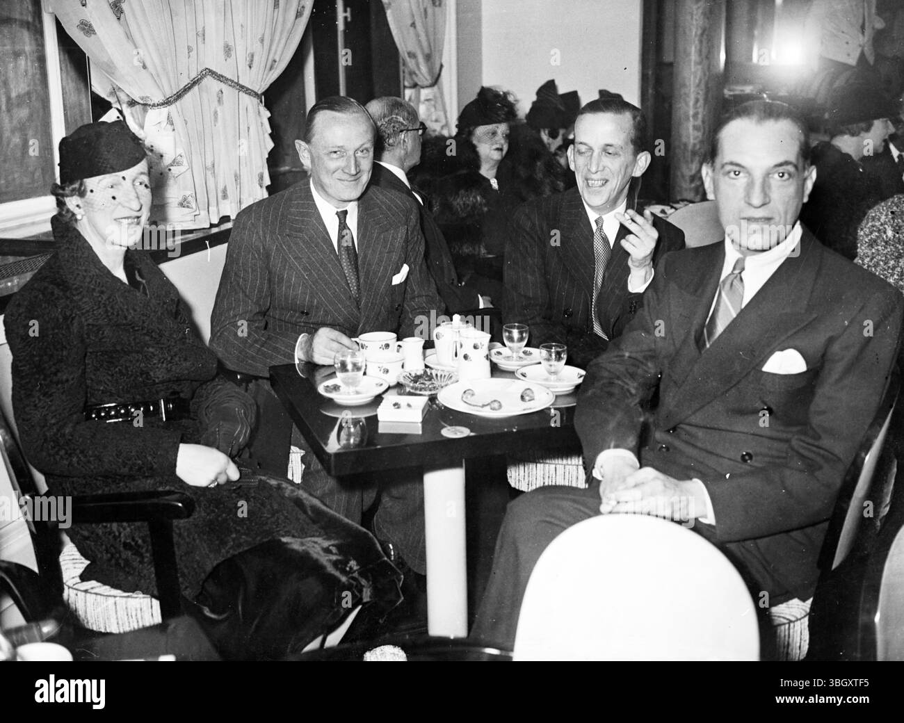 Plaza de relais hi-res stock photography and images - Alamy