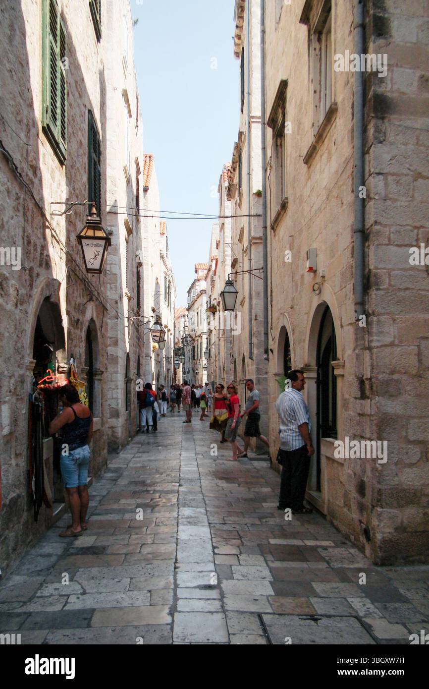 Narrow pedestrian street in Dubrovnik old town. Diminishing perspective ...