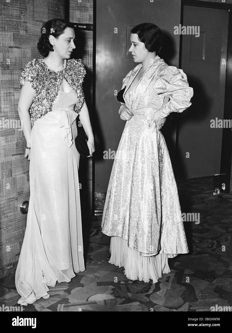 Lady Furness (left) and her twin sister, Mrs Gloria Morgan Vanderbilt ...