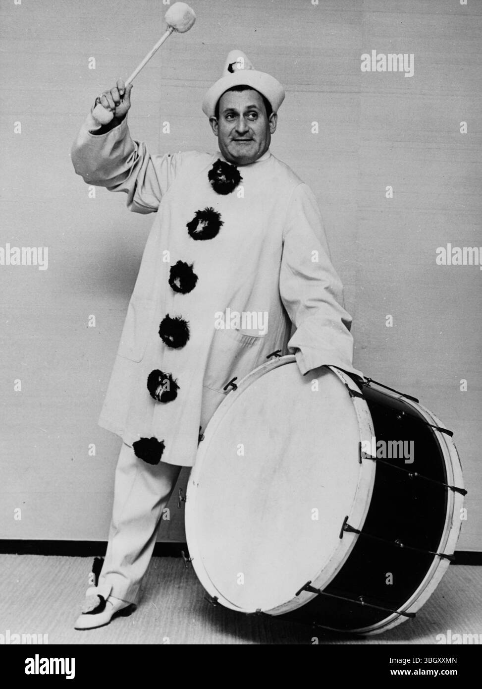 Opera Tenor Richard Tucker, wearing the actual costume worn by Caruso ...