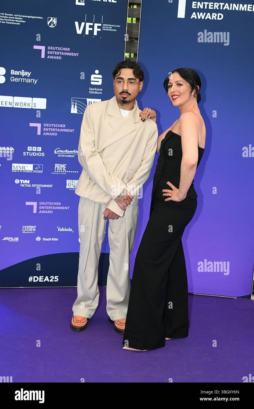 Comedian Tony Bauer und Tülin Sezgin aka Conny kommt zur Preisverleihung Deutscher Entertainment ...