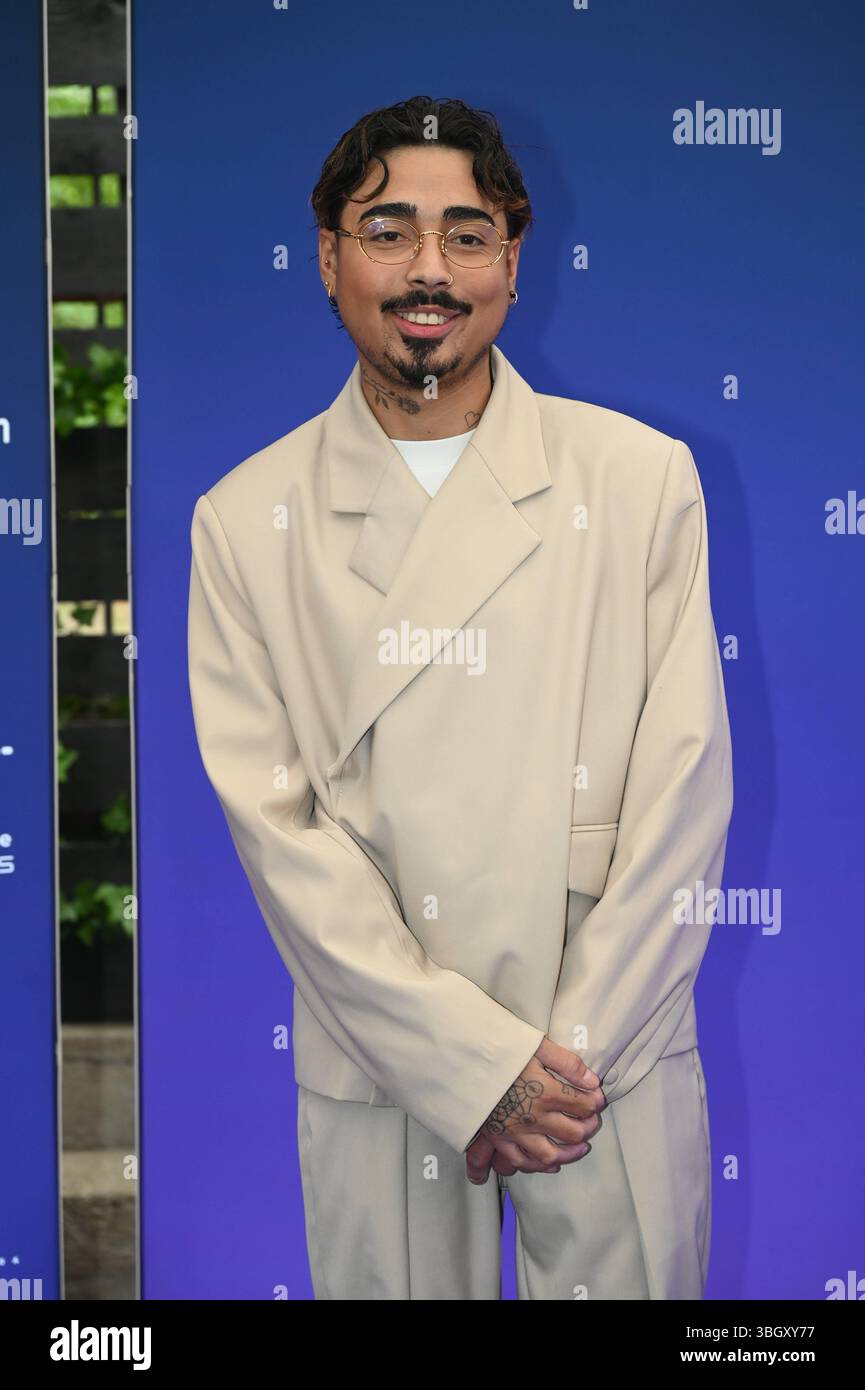 Comedian Tony Bauer kommt zur Preisverleihung Deutscher Entertainment ...