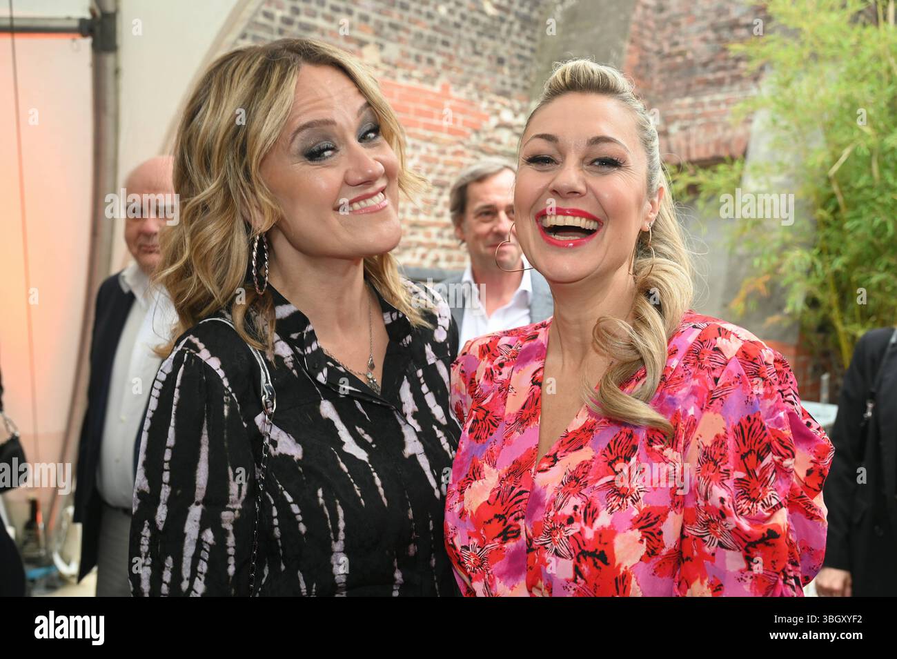 Schauspielerin Lisa Feller und Ruth Moschner , l-r, kommt zur ...