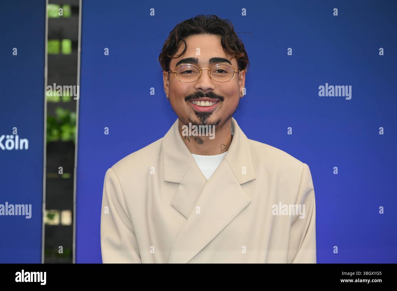 Comedian Tony Bauer kommt zur Preisverleihung Deutscher Entertainment ...