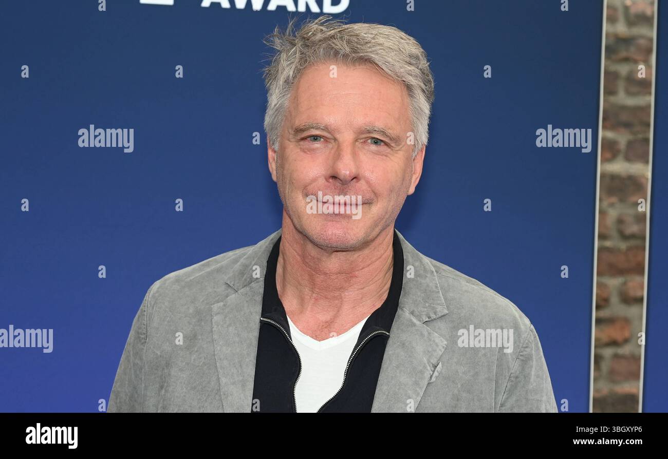 Moderator Jörg Pilawa kommt zur Preisverleihung Deutscher Entertainment ...