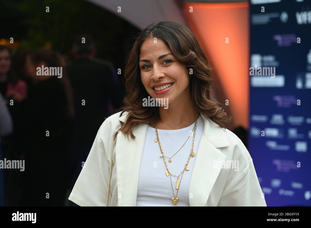 Comedienne und Moderatorin Negah Amiri kommt zur Preisverleihung ...