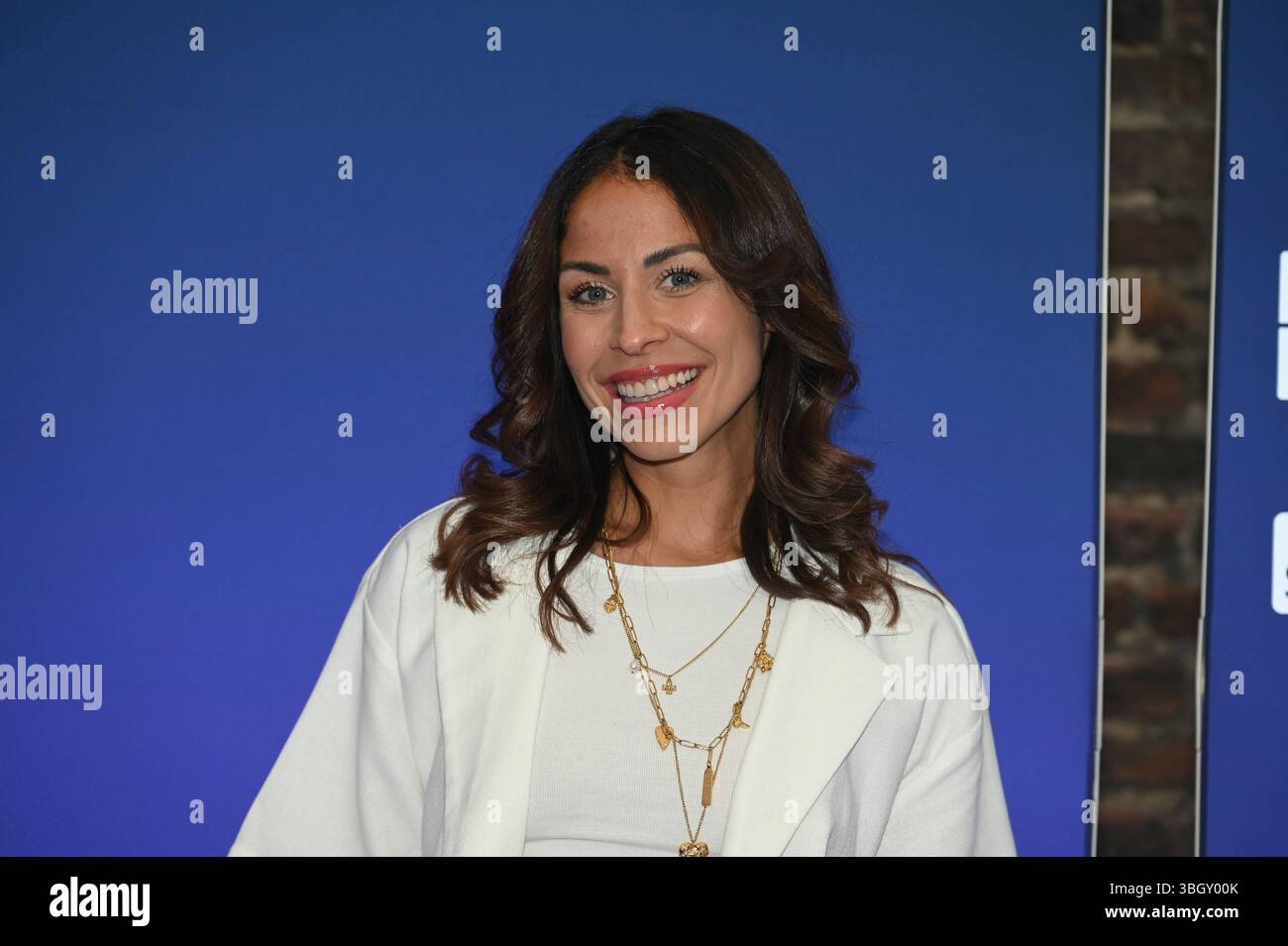 Comedienne und Moderatorin Negah Amiri kommt zur Preisverleihung ...