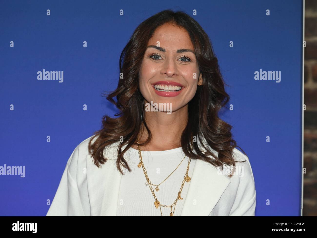 Comedienne und Moderatorin Negah Amiri kommt zur Preisverleihung ...