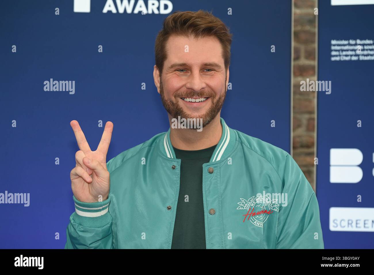 Künstler Maurice Gajda kommt zur Preisverleihung Deutscher Entertainment Award 2025 *** Artist ...