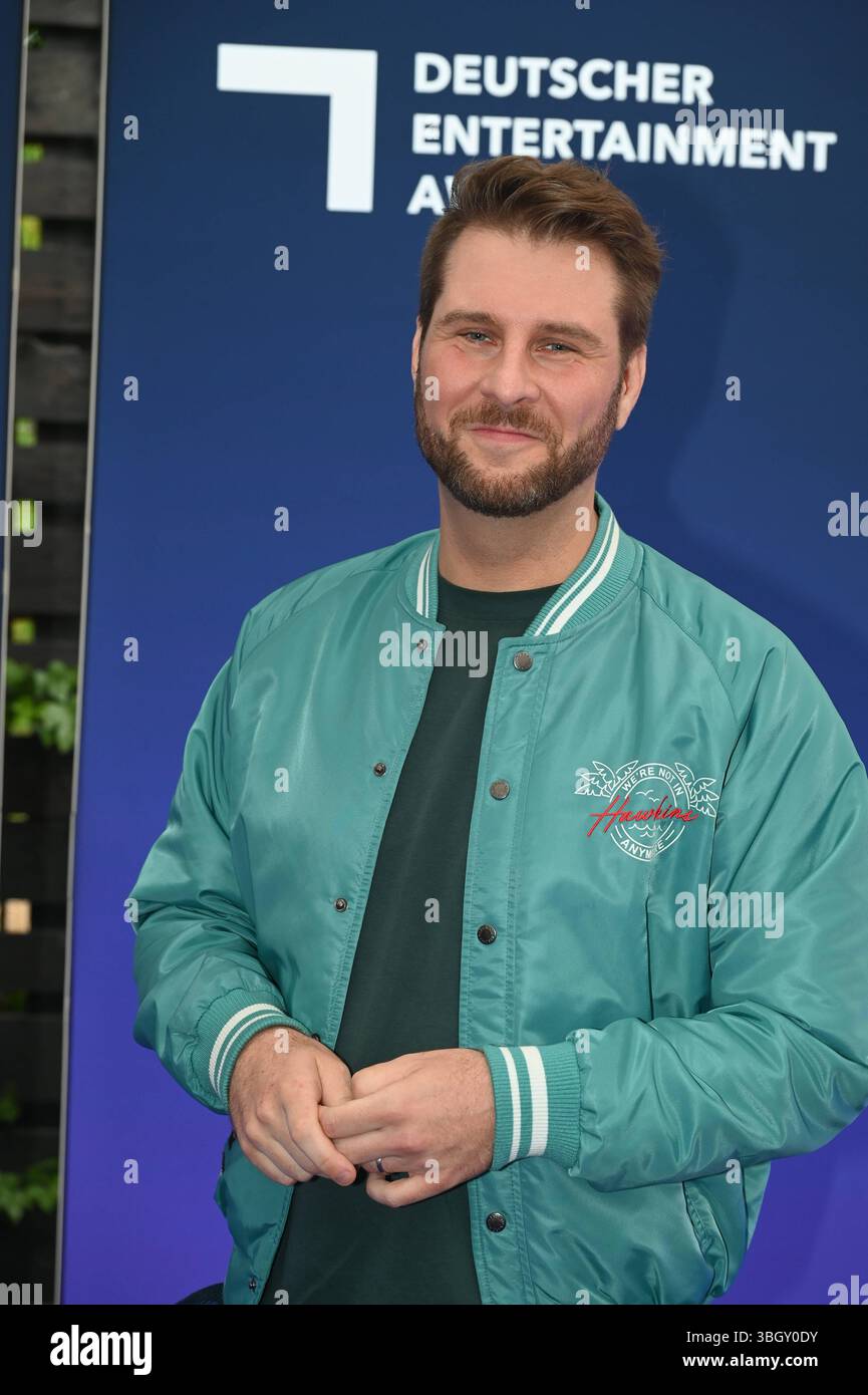 Künstler Maurice Gajda kommt zur Preisverleihung Deutscher Entertainment Award 2025 *** Artist ...