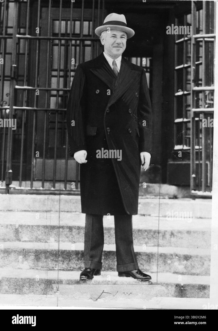 Saul Singer, shown in front of Sing Sing Prison. 27 February 1935 Stock ...