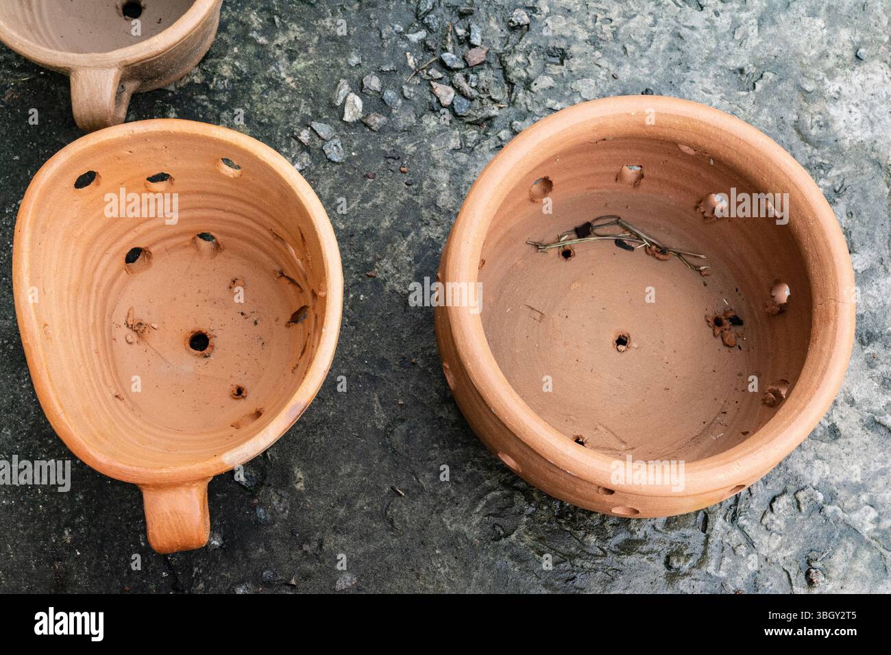 Brown clay pots on the floor. Pottery art Stock Photo - Alamy