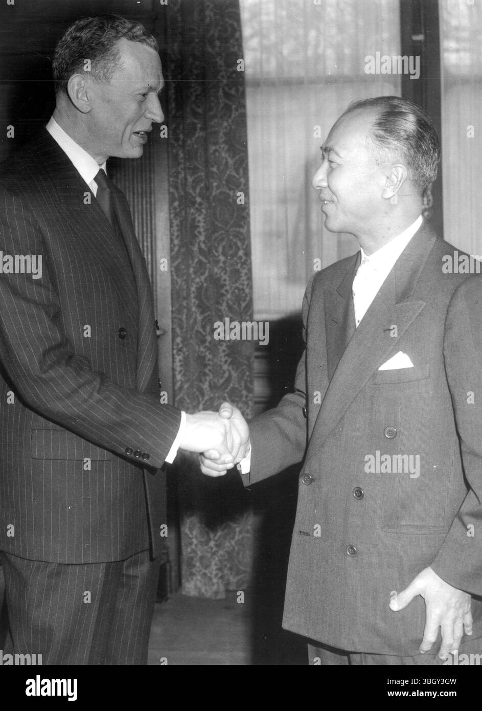 Pote Sarasin shakes hands with Maurice Couve de Murville 19 January ...