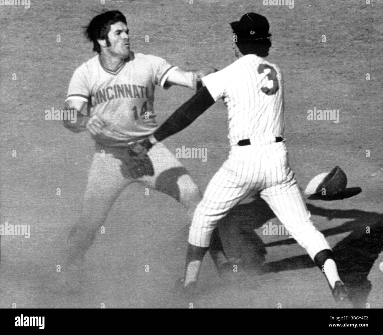 Cincinnati's Pete Rose is ready to battle New York's Bud Harrelson ...