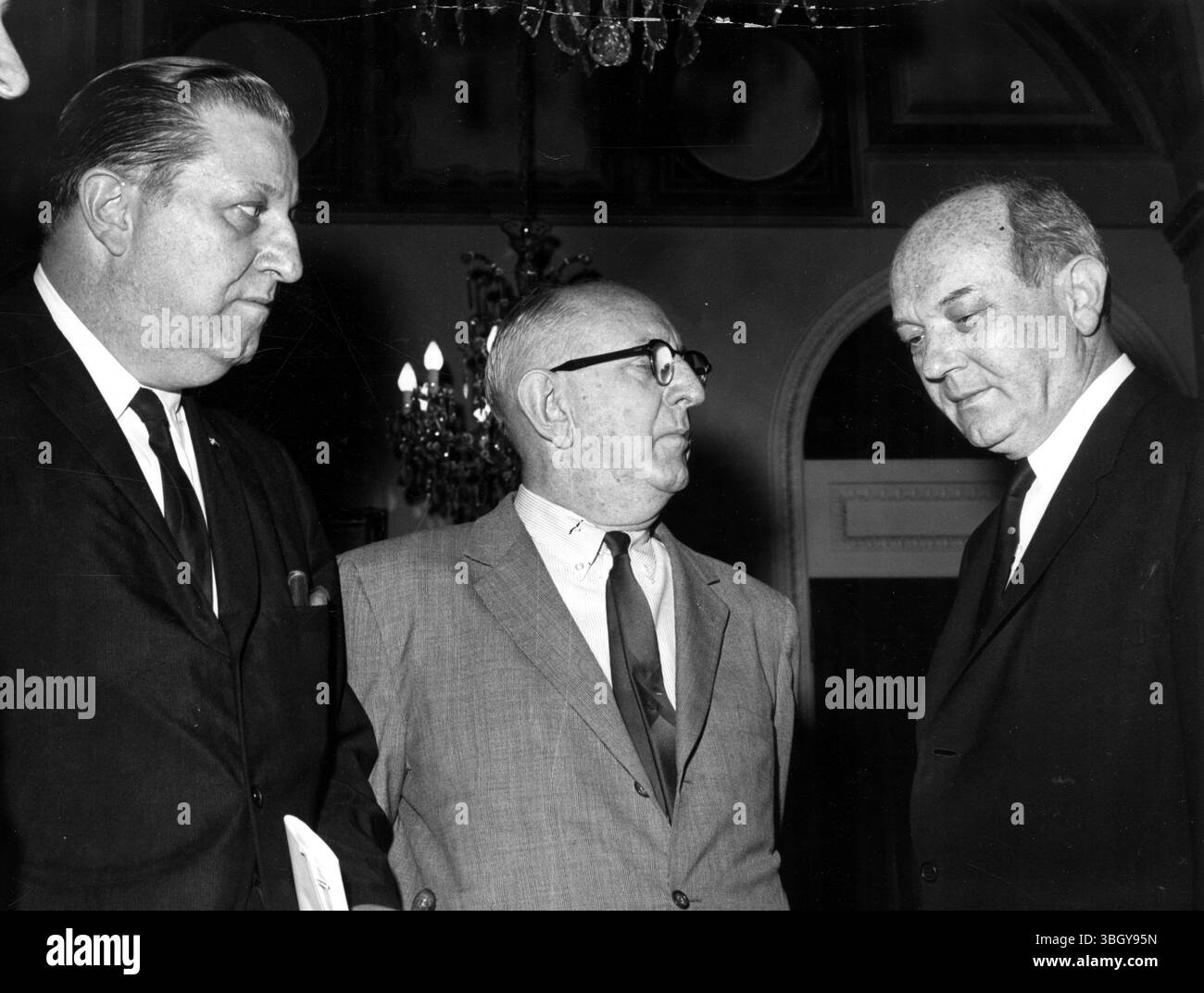 Richard thomas arrives on hi-res stock photography and images - Alamy