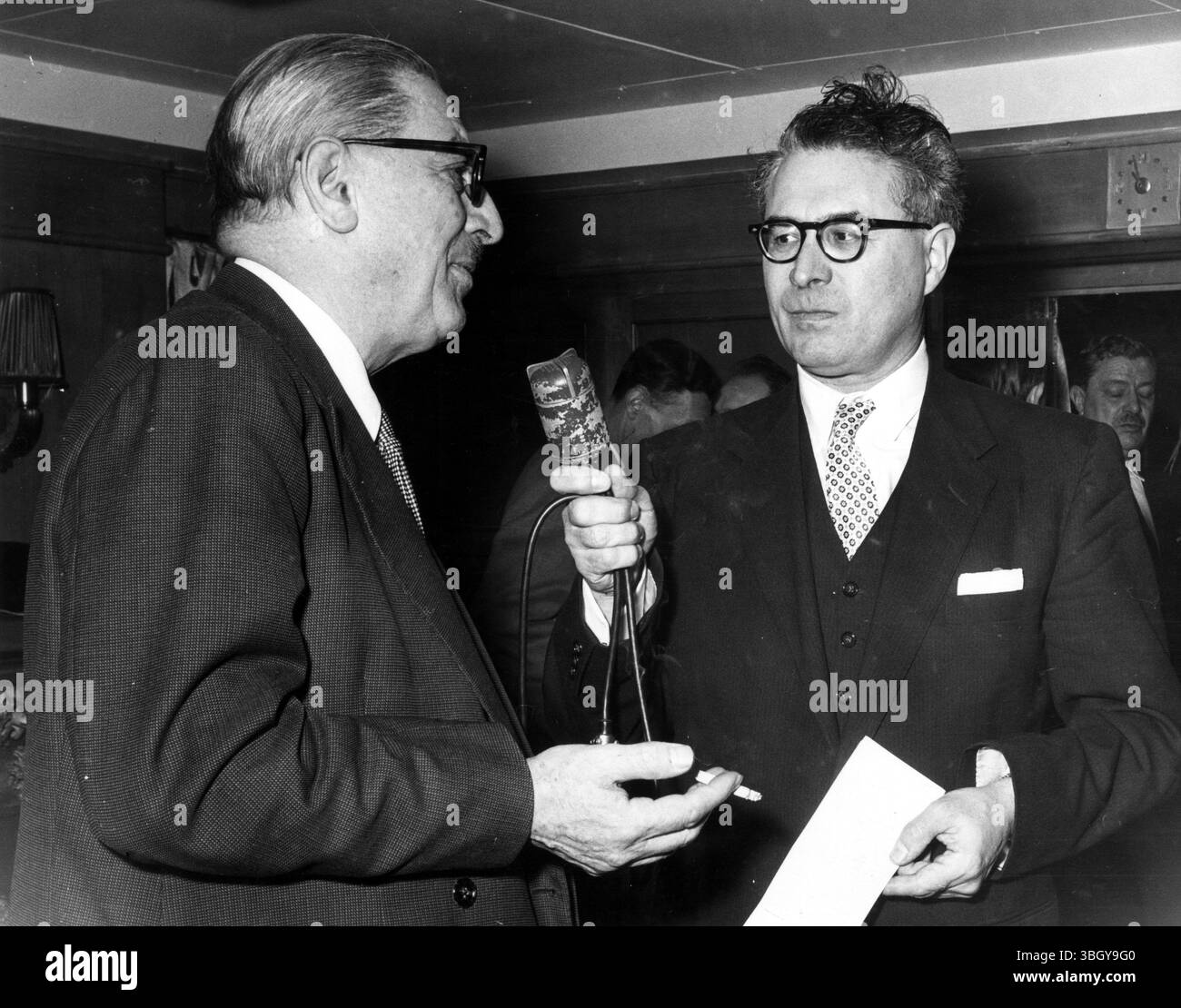 Reporter 1950s hi-res stock photography and images - Alamy
