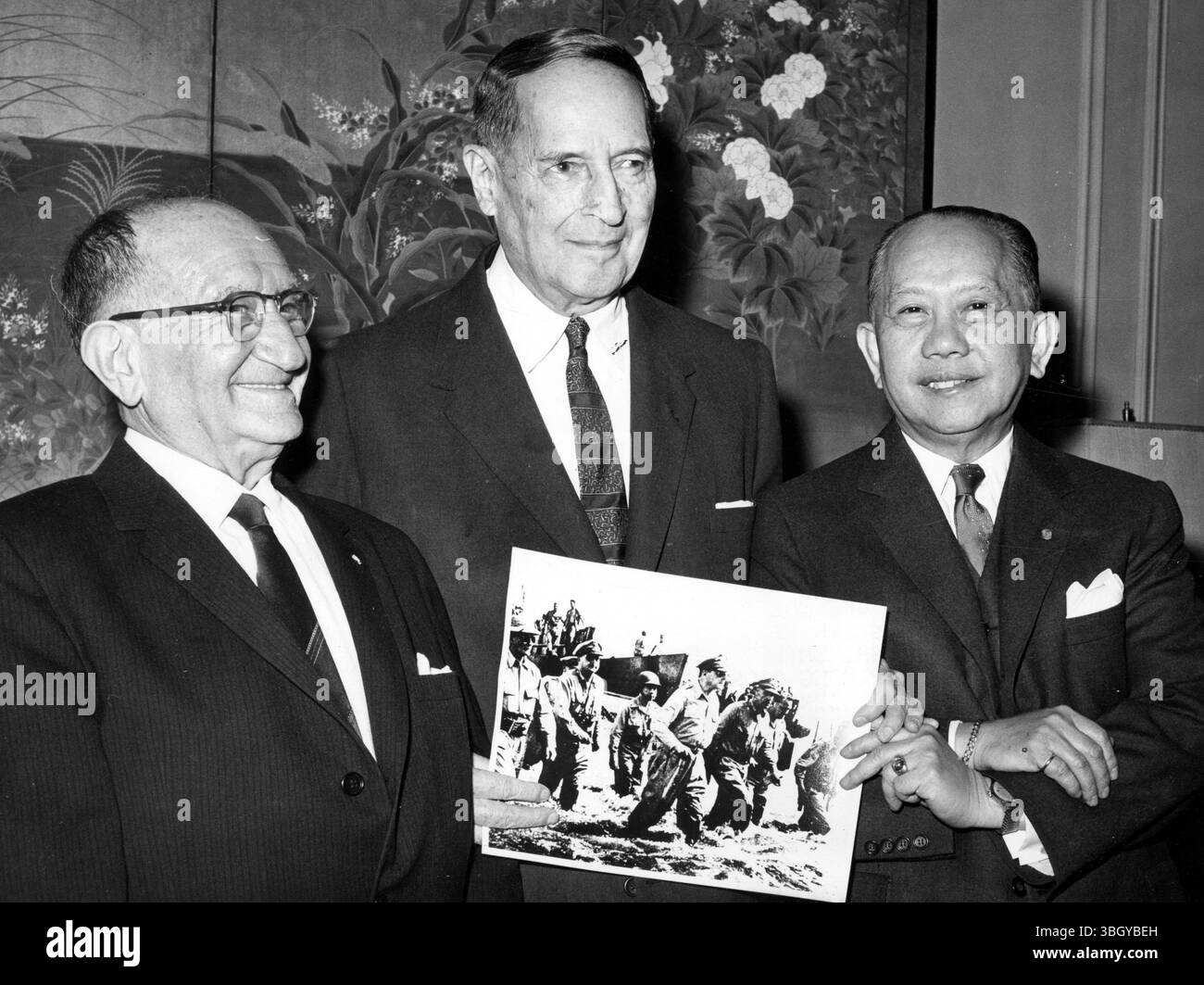 General Douglas MacArthur, flanked by General Carlos P. Romulo of the ...