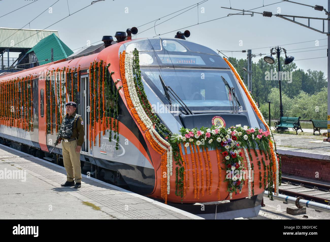 Srinagar, India. 06th June, 2025. A paramilitary trooper keeps on guard ...