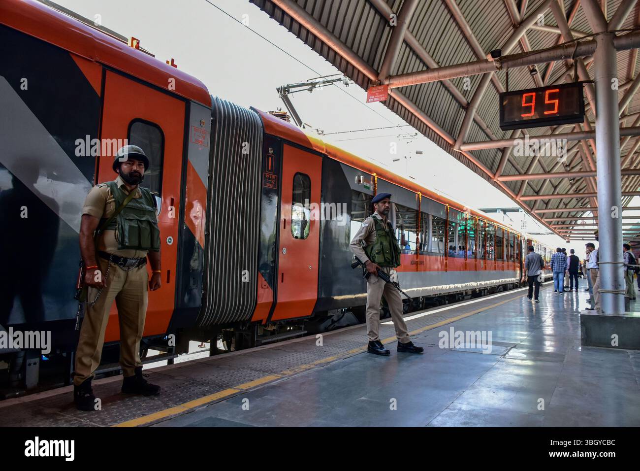 Srinagar, India. 06th June, 2025. Paramilitary troopers stand guard ...