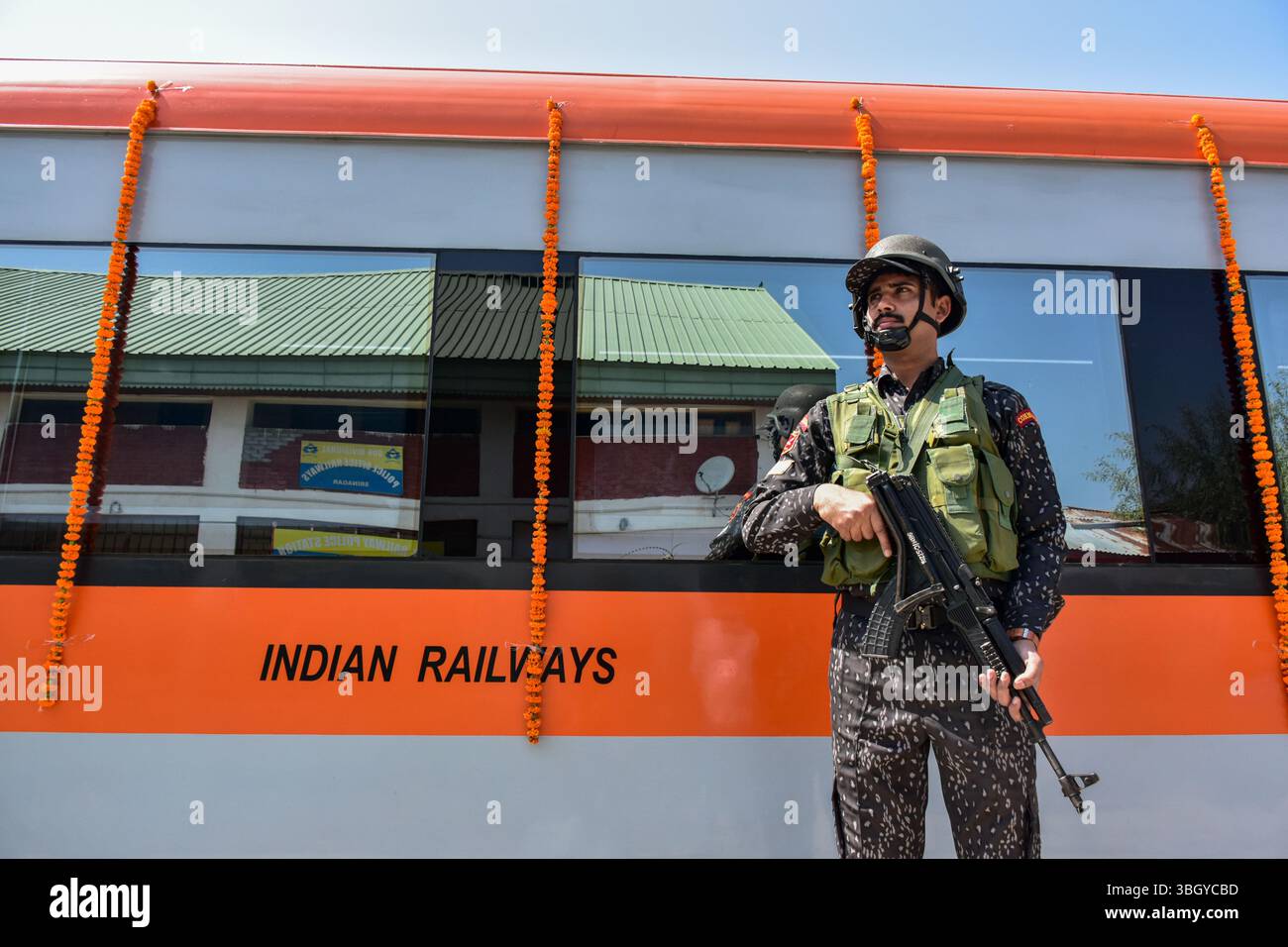 Srinagar, India. 06th June, 2025. A paramilitary trooper keeps on guard ...