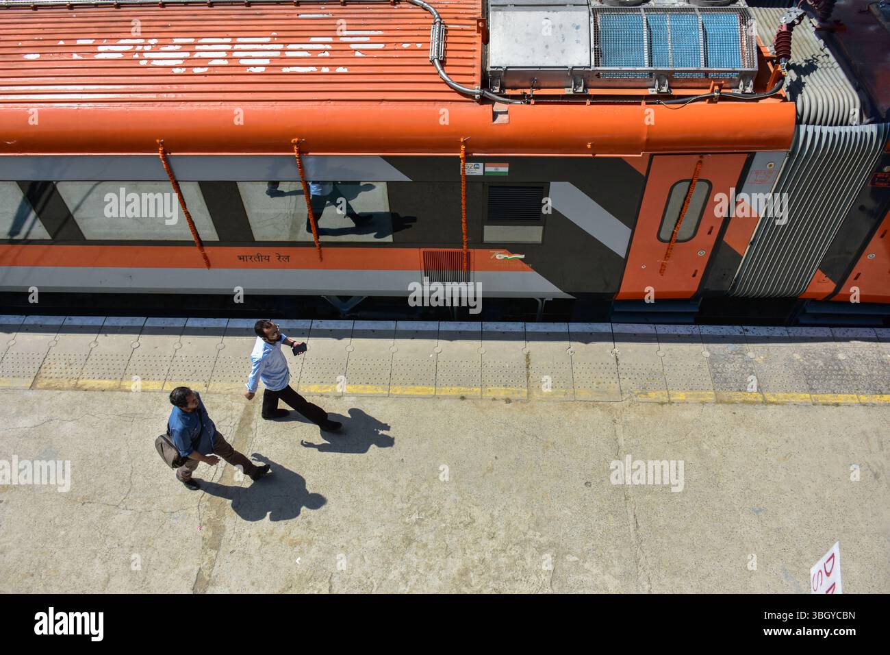 Srinagar, India. 06th June, 2025. Passengers walk near the Vande Bharat ...
