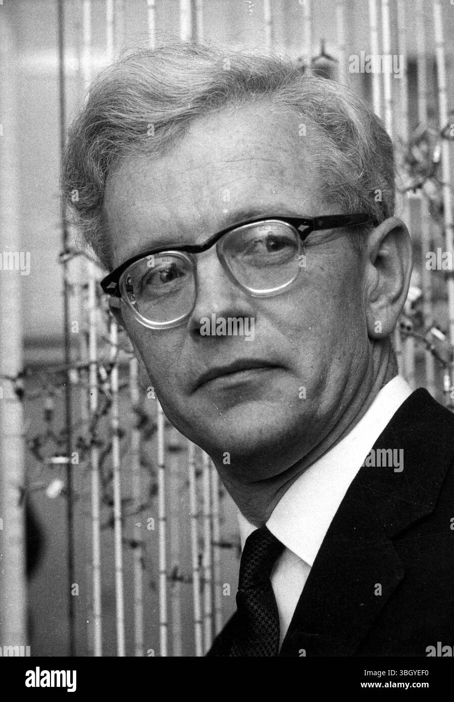 Perutz and kendrew hi-res stock photography and images - Alamy